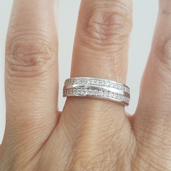 5: 6mm Mens Wedding Band On Finger